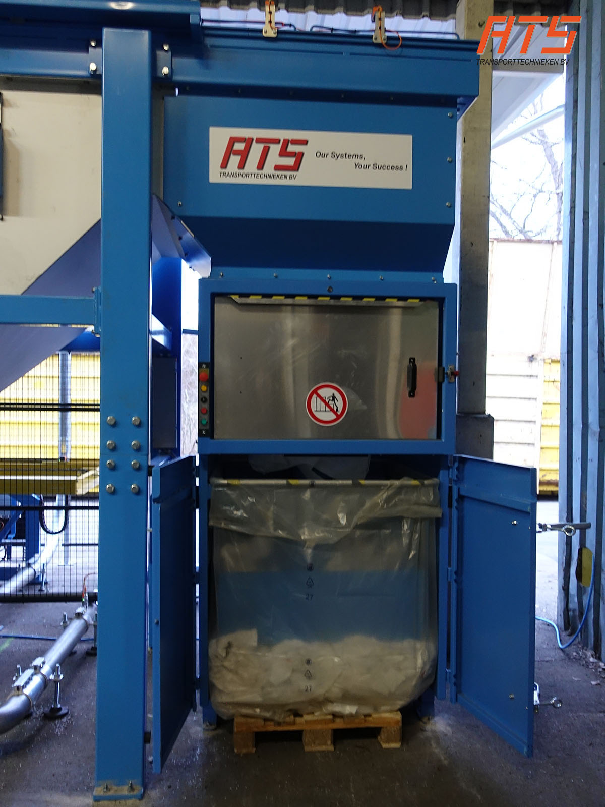 Bag emptying with pallet stacking - ATS Transporttechnieken BV