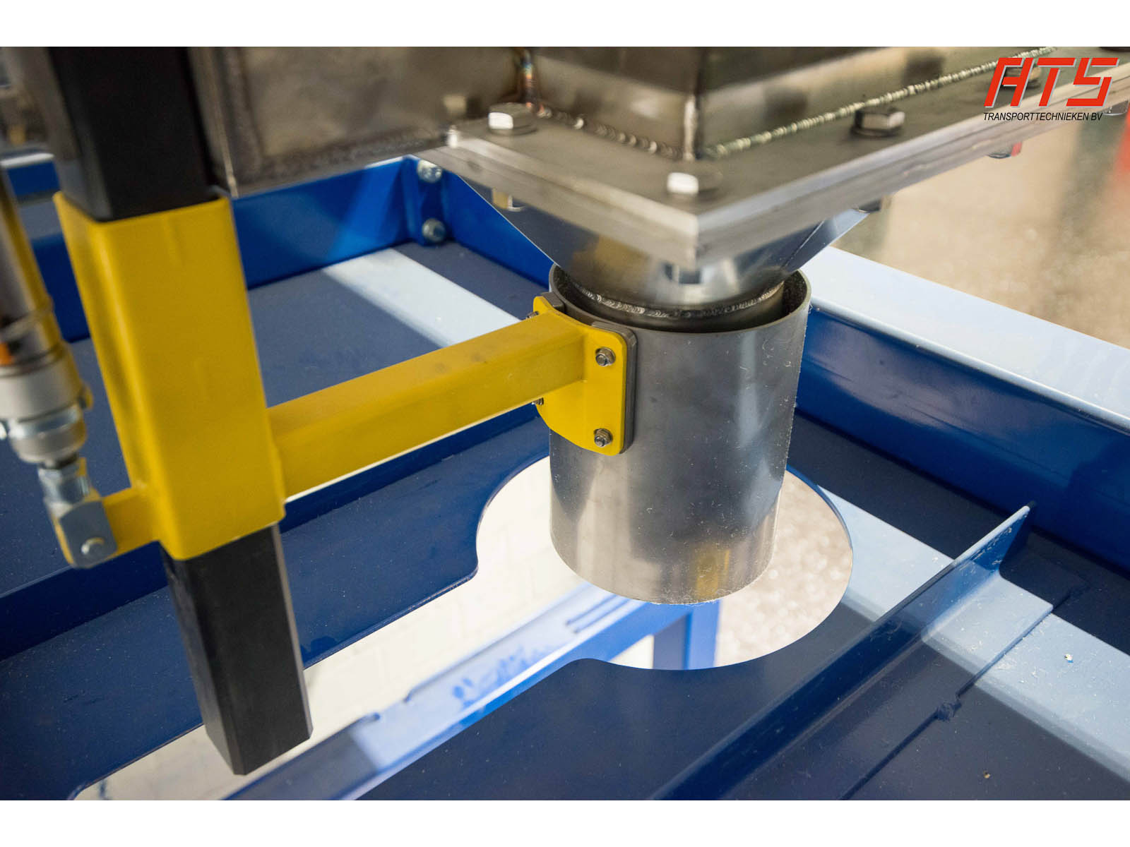 Bag emptying system with automated cleaning - ATS Transporttechnieken BV